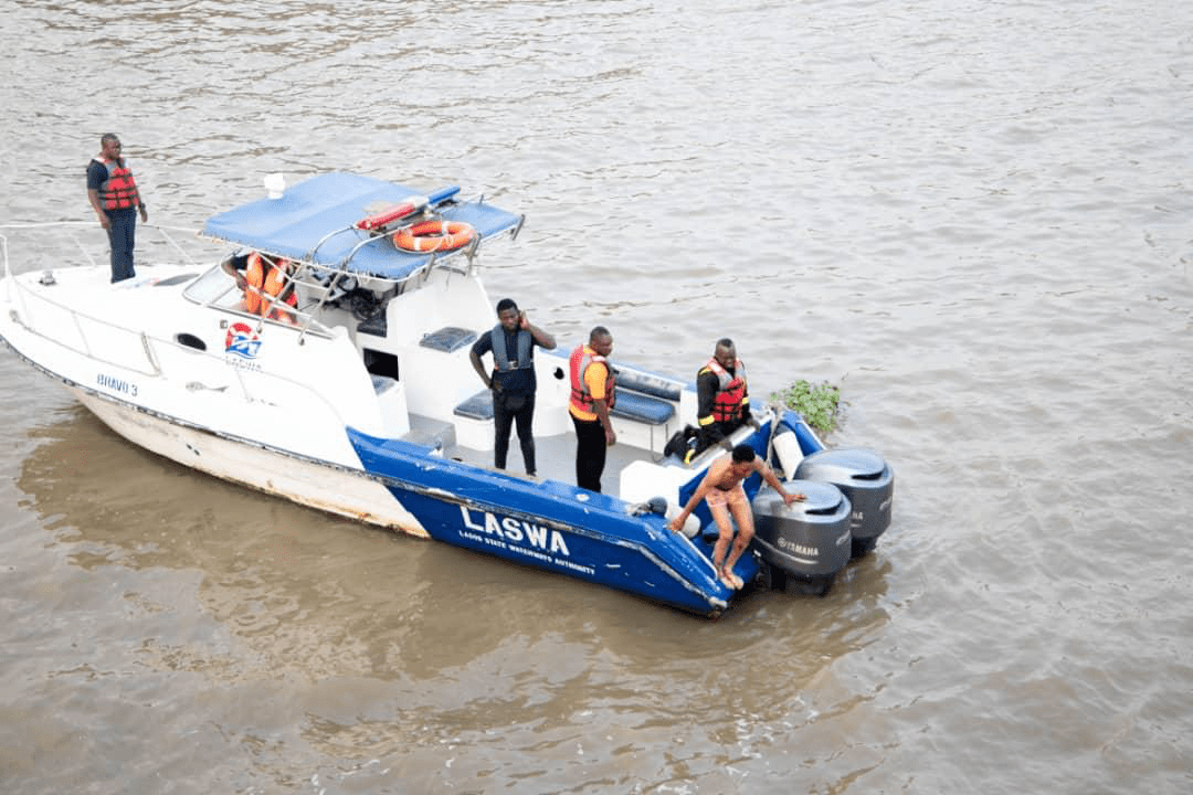 Woman Jumps Into Lagoon From Ferry In Lagos | Afrika Eyes