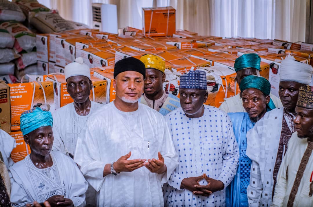 Senator Saliu Mustapha Distributes 3,500 Fertilizers, 1,000 Water ...
